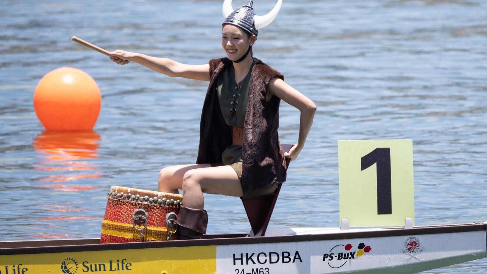 余香凝現身國際龍舟邀請賽 擔任鼓手宣傳電影兼拎第3 | am730